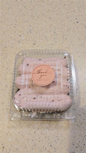 Come pack an order with me! 🤍 Giant slice of chocolate raspberry poke cake Filled with raspberry goodness & topped with homemade raspberry buttercream 🤤🍰 #cakesofinstagram #cake #cakelover #cakedecorating #cakedesign #cakeart #cakes #Order #orderpacking | The Gluten Free Guarantee