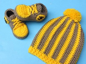 Crocheting Easy Baby Hat with shoes