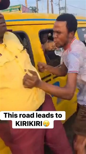 Just seeing this video for the first time, Angry driver b£ates a lasma officer wetin no good,Your thoughts 💭?