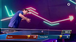 Ping-Pong-Backspin-Trickshots： Europameister Boll vs. Kevin ｜ Klein gegen Groß | Klein gegen Groß