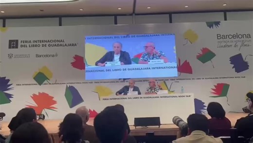 Pósit on Instagram: "Joan Manuel Serrat se retiró de la conferencia de prensa en la FIL Guadalajara 2025 debido al exceso de ruido proveniente del exterior del auditorio. Antes de irse, expresó: “Recorrí varios kilómetros para estar aquí, pero es imposible continuar”. El cantautor ofreció disculpas a los asistentes, explicó que no podía escuchar adecuadamente y decidió retirarse del lugar. Visto en:https://www.facebook.com/share/v/15UVCuaAuB5/"