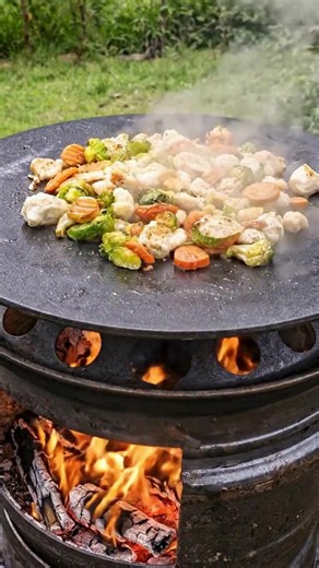 The DIY Rim Fire Pit Stove: A Powerful Backyard Heating Idea This image shows a brilliant example of practical creativity: a homemade fire pit stove built from an old vehicle wheel rim. It’s rugged, efficient, and surprisingly effective—turning scrap metal into a functional outdoor heating and cooking unit. This kind of design is popular among homesteaders, campers, and DIY builders because it combines durability with simplicity. A Fire Pit Made from a Wheel Rim The base of the stove is made fro