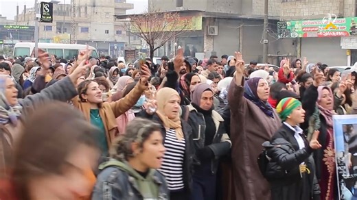 خرج المئات من أهالي جل آغا بمسيرة داعمة لقوات سوريا الديمقراطية و وحدات حماية الشعب. Bi sedan şêniyên Çilaxa pişrgirita xwe ji bo şervanên QSD û YPJ"ê teqez kirin. Rojava FM | Rojava FM