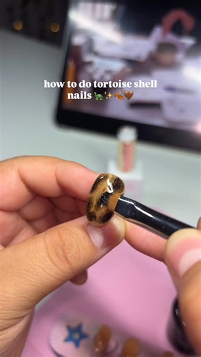 carmen m on Instagram: "easy tortoise shell nail tutorial 🐢🤎 If your tortoise shell nails look bulky give this a try. Remember the key step is doing THIN layers and allowing the gel to self level! ✨products use✨ @nailzkatkat 'Milk' rubber base (CARMZ) @southtxnailsupply 'Sepia’ gel polish (CARMZ) *jelly orange and blooming gel on amazon sf* #tortoisenails #tustinnails #nailarttutorial #tortoiseshellnails #nailinspo #nailvideo #easynailart #easynailtutorial #trendynails tortoise shell nail tuto