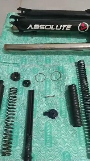 Desmontagem suspensão Absolute com trava no ombro para manutenção.