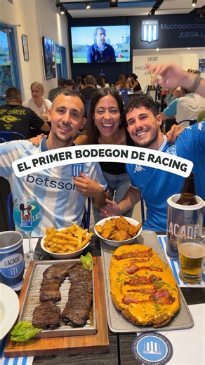 La chica del brunch on Instagram: "ABRIÓ EL PRIMER BODEGON DE RACING 🩵🤍🩵⚽️ y vos irías a morfar a este bodegón!? 🥅 La academia ya tiene su bodegón Oficial! 📲 Al amigo fanático de racing y que se pique todo! ⚽️La cantidad de detalles que tiene es tremendo! Esto es @bodegon.lacade en 📍sede de Villa del Parque: Nogoyá 3045 ❗️SOLO CON RESERVA 🥟 ya te incluyen mini empanaditas en el servicio de mesa 👏 🍺 Si pedís birra te traen tremenda frapera y los tragos vienen con stickers académicos 😅 �