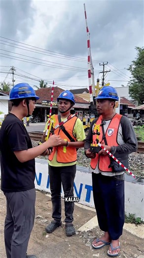Para Bapak-Bapak Petugas Mainan Palang Pintu Panjang #palangpintukeretaapi