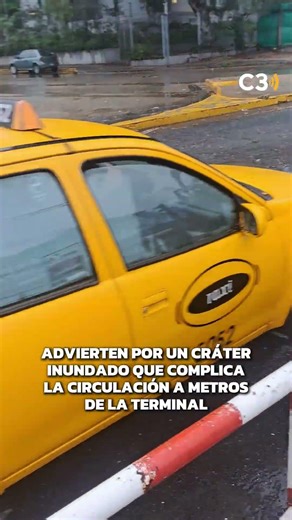 UN PELIGRO PARA VEHÍCULOS Y PEATONES 🚨