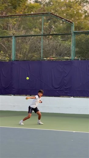 COACH ADIL | DANISH | Variability exercise in action! 🧠🎾 This exercise, where we bounce the ball with our non-dominant hand, has many uses. It trains the... | Instagram