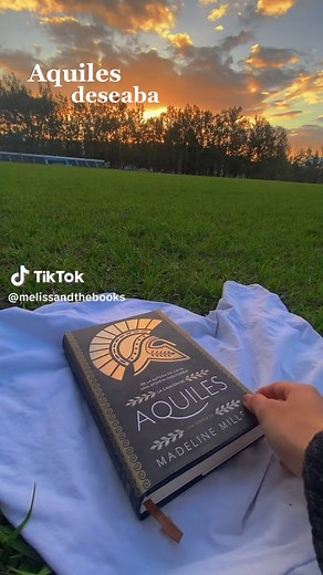 Como se supera este libro? 😭 Mi hermosa edición la consegui en @De Museo ✨ #aquiles #patroclo #lacanciondeaquiles #asongofachilles #aquilesypatroclo #achillesandpatroclus #achilles #patroclusandachilles #Booktok #booktoker #librosen60seg #libros #bookstan #bookstan #bookworm #bookish #bookclub #libros60s #fypage #fypdong #foryoupage