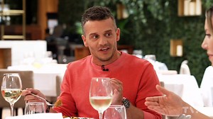 1.1M views · 5.5K reactions | INÉDIT  Comment signifier à notre hôte qu'on ne boit pas d'alcool sans le froisser? Magalie Lépine-blondeau et Patrice Bélanger l'apprennent durant leur cours d'étiquette! | Sucré Salé | Facebook