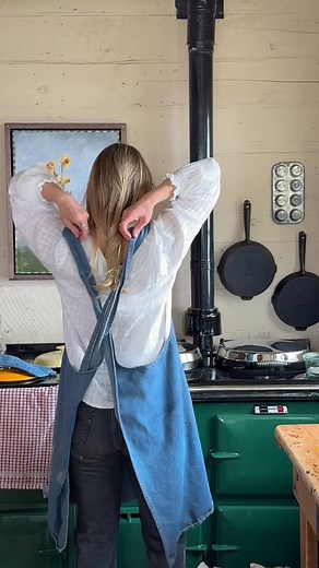 Say goodbye to kitchen stress! 👋 This lightweight apron makes life easier for busy home cooks like you, with effortless style and practicality that takes the mess away. Perfect for cooking, daily chores & more! 👍 | Thehappywind_USA