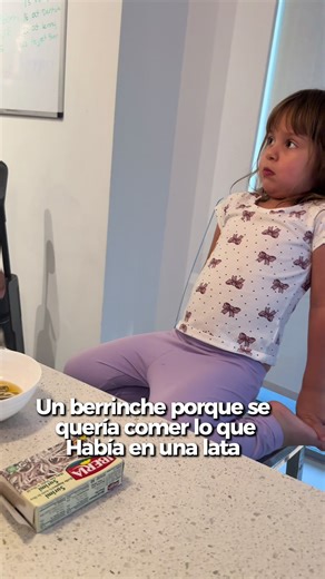 Nana nos volvió loca que quería que le abrieran una lata de Anguila Bebés porque según se lo iba a comer😂😂 se lo abrimos y le dio arrepentimiento inmediato!🤪¿lo comerías?