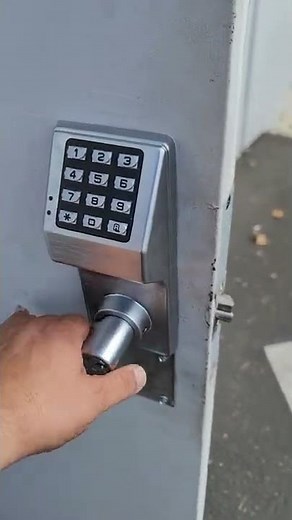 Trilogy dl2700 electronic keypad lock.