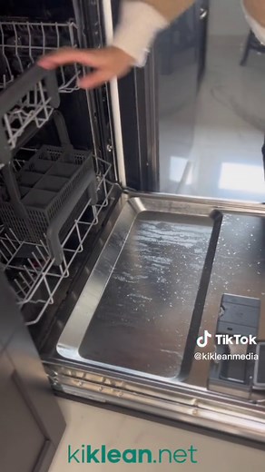 Salut les Kikleaners ! 🧼 Aujourd’hui , on se retrouve avec une astuce économique et écologique pour avoir un lave-vaisselle super Klean! ✨😉 #cleantok #menage #nettoyage #lavevaisselle #economie #ecologie #rangementcuisine #propreté #saleté #dirt #nettoyagedeprintemps #rangement #menagefacile #menagemaison #menagerapide #pourtoi #rse #ess #insertion #vinaigreblanc #desinfecter #eau #spray #ecologie #ecologiealamaison #touchepasamaplanete