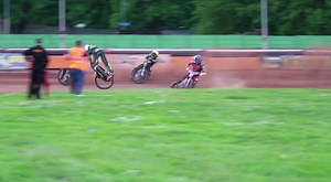We wish Jason Crump all the best as he recovers from his crash last night. After visiting hospital, it has been confirmed that Jason has broken at least five ribs. Well done to Sam Masters, Rory Schlein and Danny King for their quick reaction. 👏 Get well soon Jason! 👍 🎥 Paul Rose #Speedway | #Wolfpack 🐺🐾 | Wolves Speedway