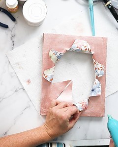 Use a dollar store canvas to craft a beautiful piece of art with this busted canvas craft trend! #crafts #dollartreediy #bustedcanvas | Sustain My Craft Habit