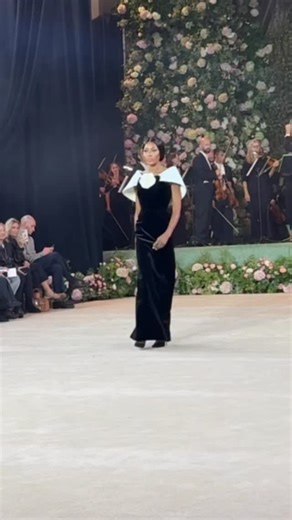 9.7K views · 2.1K reactions | Talk about an entrance! Supermodel @naomi Campbell opens @richardquinn’s spring/summer 2026 #LondonFashionWeek runway show in a stunning black & white ensemble. | ELLE Magazine (US) | Facebook