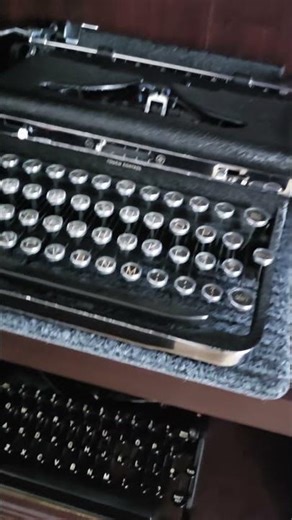 1929 Model 128 Singer Sewing Machine & Vintage Typewriters #sewingmachine #typewriters