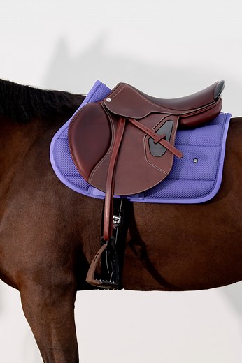 Looking for the perfect summer saddle pad? Our Multilayer Mesh saddle pad is the ideal choice! This material ensures maximum breathability, optimised sweat absorption and prevents overheating 🔥 Plus it’s also an absolute eye-catcher in purple - can it get any better? 🤩 BE DIFFERENT. BE POWERFUL. BE DYNAMIC. #eskadron #eskadrondynamic #dynamic_ss24 | PIKEUR