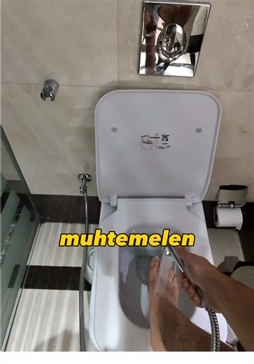 Umre’ye gitmek isteyenler mutlaka OKUSUN & KAYDETSİN ya da gidecek arkadaşına ailesine GÖNDERSİN. 1-) 3. Sınıf dünya ülkelerine daha önce gitmiş, araba kiralamış ya da taksicilerle muhattap olmuş biriyseniz tur şart değil ama bunlar sizde yoksa mutlaka turla gidin. Otel kâbeye yakın olsun. 2-) Erkekler ihramı mutlaka önceden deneyin. Evde 1-2 alıştırma yapın yoksa havalimanında rezil olursunuz. 3-) İngili priz dönüştürücü götürmeyi unutmayın. 4-) Korsan taksilerle pazarlık yapın 100 riyaldan 30’