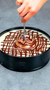 1.3M views · 6.7K reactions | Herkesin bahsettiği pişmeyen tatlı! Malzemeler: bisküvi: 400 g tereyağ: 100 g süt: 3 l şeker: 200 g vanilyalı puding tozu: 160 g bitter çikolata: 150 g beyaz çikolata: 150 g | Cookrate - Turkey | Facebook