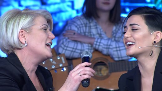 Njera nga kenget e Mamit, e performuar live nga familja jone ne emisionin Odeon! Albana Kelmendi - Mashtrimi 🎤 Bujar Kelmendi Sidorela Kelmendi Albin Kelmendi Vesa Kelmendi #albinakelmendi Follow me on: http://instagram.com/kelmendialbina | Albina Kelmendi