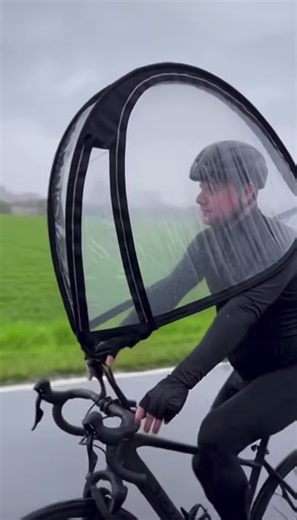 🚴‍♂️ What if rain was no longer a problem? ☔💨 Imagine pedaling calmly under a torrential downpour, with a smart canopy on your bike keeping you completely dry from head to toe! No more foggy glasses blocking your view, soaked pants freezing your legs, or numb hands on the handlebars. Just the rhythm of your pedals and the sound of rain sliding OFF you! 😎🚀 Sometimes, it’s the SMALL IDEAS that revolutionize daily life! A simple cover like this turns your home-to-office commute into an experien