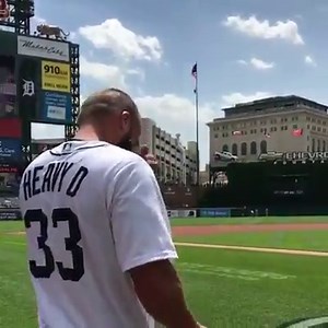 Here's a little life tip for you: Don't watch a YouTube compilation of first pitch fails before throwing the first pitch at an @mlb game. Luckily I didn't make a fool of myself but damn, that was nerve-racking 😬 Thanks to the @tigers for having us out today! | Heavy D