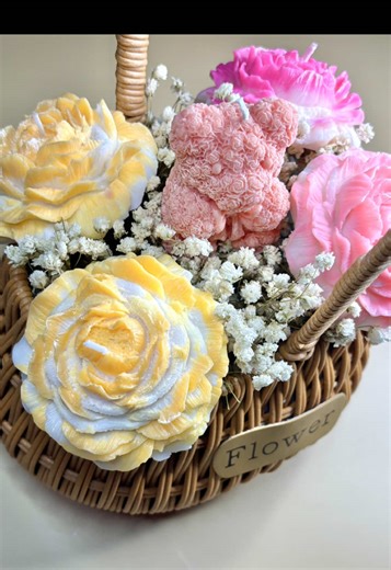 “Amber Cotton” Candle Bouquet 💐🤍 A delicate summer-inspired bouquet of handcrafted floral candles in a cute wicker basket designed to bring softness to any space. Juicy ombré coloured peonies, surrounded by miniature natural flowers , all sculpted with intricate precision.🧸 The scent is a gentle blend of amber, jasmine, white musk, and fresh cotton, creating a clean and comforting atmosphere with a subtle touch of floral sophistication. Perfect as a luxurious gift 🎁 or a refined element of h