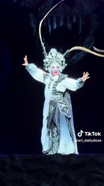 Blink and it’s gone! Bian Lian is the centuries-old Chinese art of face changing from Sichuan opera. With a flick of the hand, masks swap instantly, a closely guarded secret passed down through generations. Today’s performance takes it even further. The artist not only switches masks but changes full costumes in a flash, turning each gesture into a breathtaking illusion of total transformation. Via Liuwenhao2007. on DY #art #china #tradition #illusion