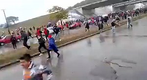 🟠 LOS ÁNIMOS SE SIGUEN CALDEANDO EN TUCUMÁN 👉 Un hombre habría sacado un arma e hizo varios disparos produciendo una corrida de las organizaciones sociales que cortaban el puente que es el acceso principal a la capital desde Banda del Río Salí #Argentina #Tucumán | El Observador