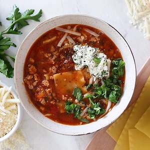 5.8M views · 1.8K reactions | Lasagna Soup has all the deliciousness of lasagna, only you eat this with a spoon! It's comforting and family friendly! 8 Freestyle Points • 292 Calories https://www.skinnytaste.com/lasagna-soup/ | Skinnytaste | Facebook