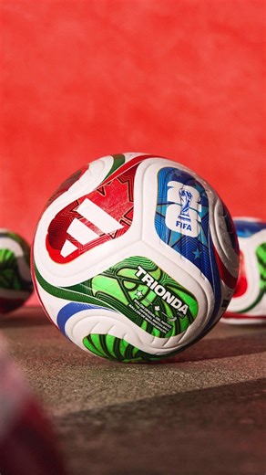 Donc lui c’est Trionda, le ballon de la Coupe du monde 2026. Un nom qui fusionne tri – pour les trois pays hôtes, États-Unis, Canada, Mexique – et onda, la vague en espagnol. Bon ok. Trois nations, trois symboles. Feuille d’érable pour le Canada. Étoiles pour les États-Unis. Aigle et motifs mexicains pour le Mexique. Un embossage soigné mêlant iconographies nationales et textures, pensé pour améliorer le grip. Le résultat : le ballon le plus coloré de l’histoire du Mondial, parfaitement aligné a