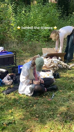 This is what you usually don’t see, in between moments on set ✨ @juleziiiii #editorialphotography #filmphotography #setlife #behindthescene #filmstudent