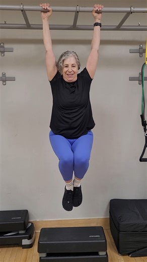 Most people think grip strength is just about hand muscles — it’s not. It’s one of the strongest indicators of overall muscle health, bone strength, and even longevity. In women with osteoporosis, weak grip strength often shows up alongside low muscle mass and declining bone density — a sign your body needs more resistance training, better protein intake, and consistent mobility work. Improving grip strength means improving your ability to lift, stabilize, and stay independent as you age. 💪 Sta