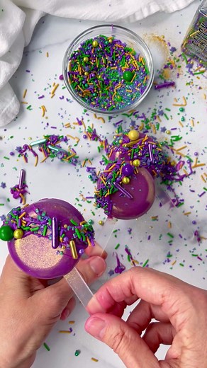 37K views · 893 reactions | Mardis Gras Cake Pops!  So cute, right? Filled with a mixture of chocolate cake and buttercream. Yum. I used the @fancysprinkles kit. So EASY! Get 15% off when you use my code MOMLOVESBAKING15  #mardisgras #cakepops #mardisgrascake | Mom Loves Baking | Facebook