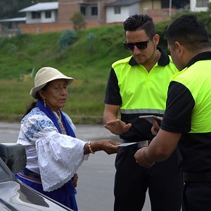 39M views · 889K reactions | Nunca pensaron que era una mujer importante y le hicieron esto | Un Escalón a la Vida | Facebook