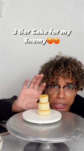 I think this is the smallest cake ever🤣🤣🤣 #cake #cakesofinstagram #tinykitchen #cakedecorating #bakersofinstagram #baker #tinycakes | Everything Just Baked