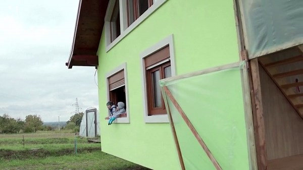 Man builds rotating house to give wife better views