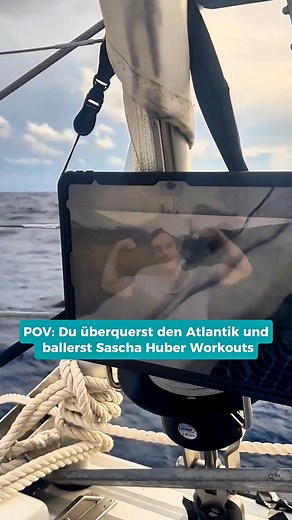 Auf der Atlantiküberquerung haben Sport-Workouts einfach ihren ganz eigenen Vibe. Diese endlose blaue Weite um dich herum, Sonnenuntergänge am Horizont und eine Crew, die Bock auf Bewegung hat. Kein Gym weit und breit, wenig Platz – aber dein Boot bietet genau genug Raum, um dich fit zu halten. Mit Trainingsvideos wie denen von @sascha_huber_official klappt das richtig gut, selbst mitten auf dem Atlantik. 💪🌊 | in2theblue_sailing