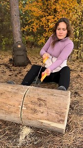 💥 Try this trick — and your firewood won’t fly everywhere again! When I need to split logs quickly, I just tie them up with a constrictor knot — it holds everything tight, so the pieces don’t scatter all over the place 😄 It’s one of those knots that grips stronger the more you pull, so even wet or uneven wood stays in place. And the best part? When you’re done, you can just grab the rope and carry all the chopped wood at once — no mess, no chasing runaway logs. Simple, smart, and it really wor