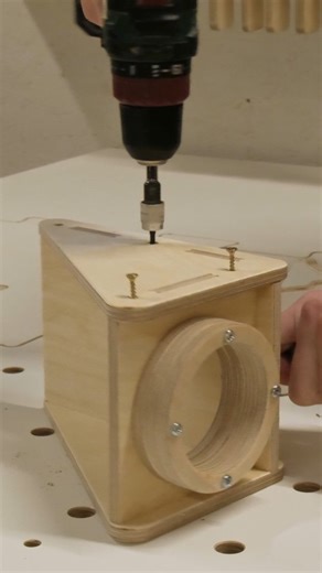 Assembling the dust hose handle to make cleanup a bit more enjoyable 🧹⚒️ With all the parts cut on the CNC router, putting them together is pure satisfaction — just slot the joints and secure them with a couple of screws. We also used blind dogbones for an air-tight fit between the parts 👌🏼 👉 Free DXF files available at Aribabox.com #dustcollection #dustcollectors #cncmachines #cncrouter #cnccutting #dustshoe #cncshop #dustfree #wooddust | Aribabox