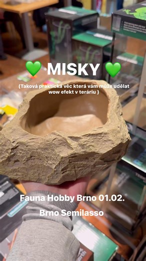 Proč mít nudnou misku v teráriu když je na výběr z několika krásných misek? Misky s vodou vám můžou vytvořit zajímavý efekt v teráriu. Jak máte vybavené terárium. Snažíte se ho udělat příjemné pro své mazlíčky ale i pro vaše oko? | Fauna Hobby Brno