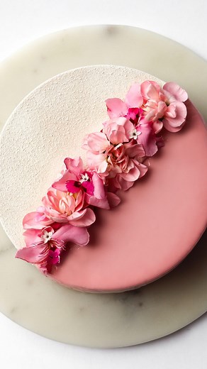 Louise Lindberg Bonfils Høck on Instagram: "Raspberry & Vanilla Cake 🩷 Find the full tutorial on my YouTube via link in bio. This cake is for true raspberry lovers! It’s packed with looots of raspberries that’s perfectly balanced with vanilla and white chocolate. Raspberry is also my favorite berry so this one was really hard to stop eating! 😍 I also love this simple yet elegant and contrasting cake design with both velvet spray and mirror glaze. If you’ve been thinking about how to make with