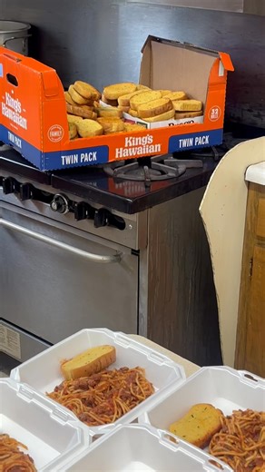 Preparing a BLESSED meal for (125) people at our Rolling Heights community🤎 #CommunitySupport #GiveBack #HANDUPnotHANDOUT #WeLoveYou #Hope #Beverly❤️ | Beverly's Hearty Slice