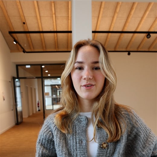 Unser Rundgang durch das neue Louisenlunder Lern- und Forschungszentrum mit Frederike geht weiter. In diesem Video zeigt die Schülerin uns weitere moderne Räume in dem Neubau – das Seminar und die Labore. #lundlife💙❤️ #einmallunderimmerlunder #louisenlund_universumanmöglichkeiten #lundundlee | Stiftung Louisenlund