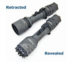 Lommelygte med indbygget våben