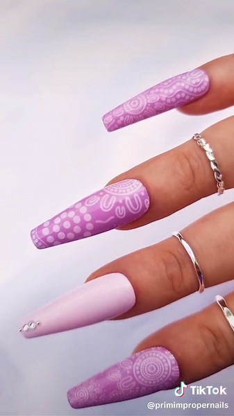 Another stunning Aboriginal set by @jindigenousdesigns 💞 Feat. Belonging Nail Transfer Tattoos #aboriginalart #blakndeadly #aus