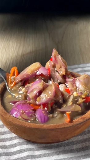 Mood lagi down? Coba deh makan siang pake Sambal Rusip ini. Pedesnya bikin melek, seger, dan aroma khasnya bikin auto-happy🥰 Jangan ngaku food explorer kalau belum cobain yang satu ini!😤 Bahan: 6 sdm rusip Cabai rawit merah sesuai selera, iris 10 siung bawang merah, iris 1 sdm gula pasir 1 sdm air 1 buah jeruk sonkit, belah 2 Cara Membuat: 1. Siapkan wadah, saring rusip menggunakan saringan halus sambil dihancurkan dengan sendok. Buang bagian sisa tulang pada saringan. (kalau suka tekstur rusi